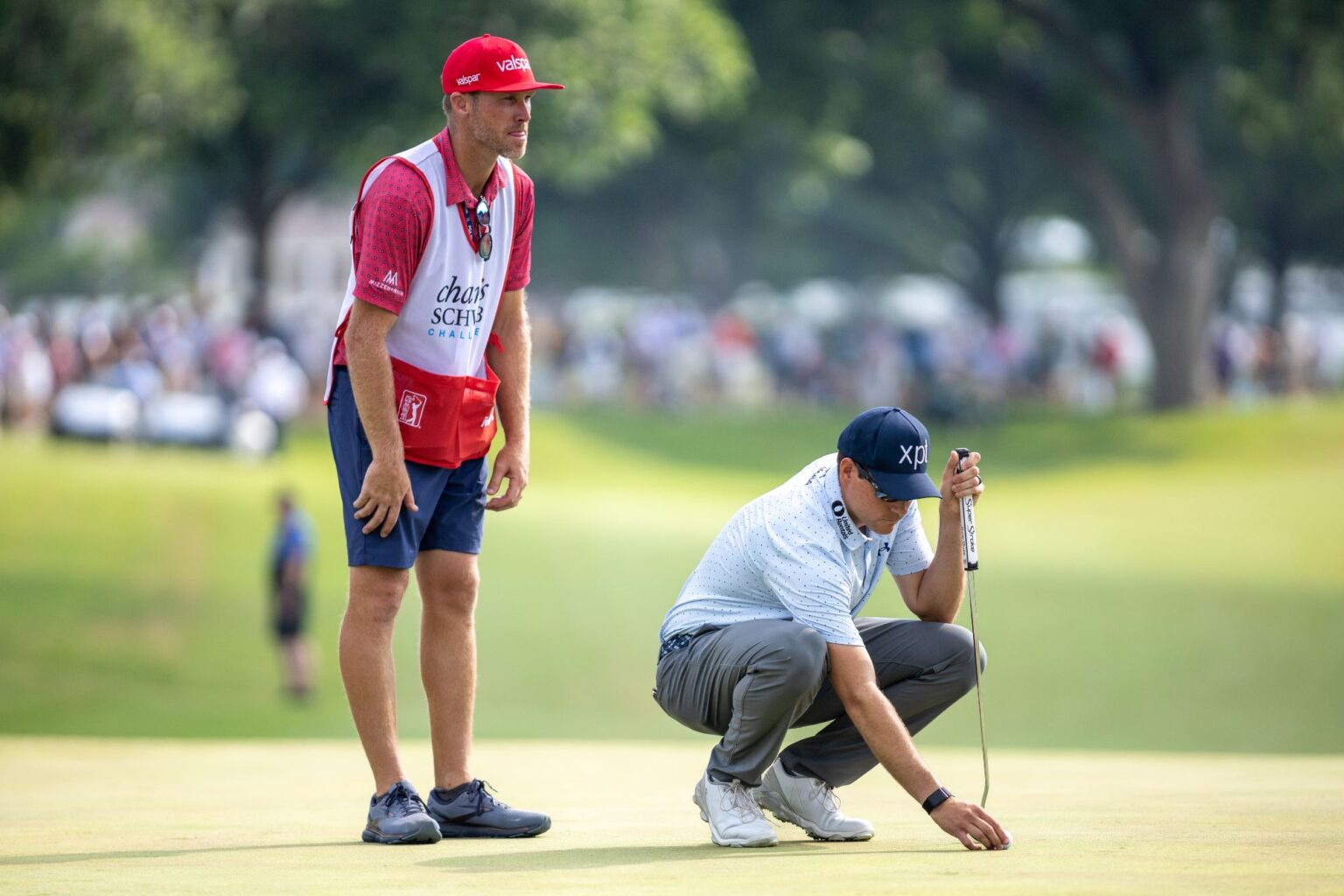 Standing behind player putting golf rules: When can you do it ...